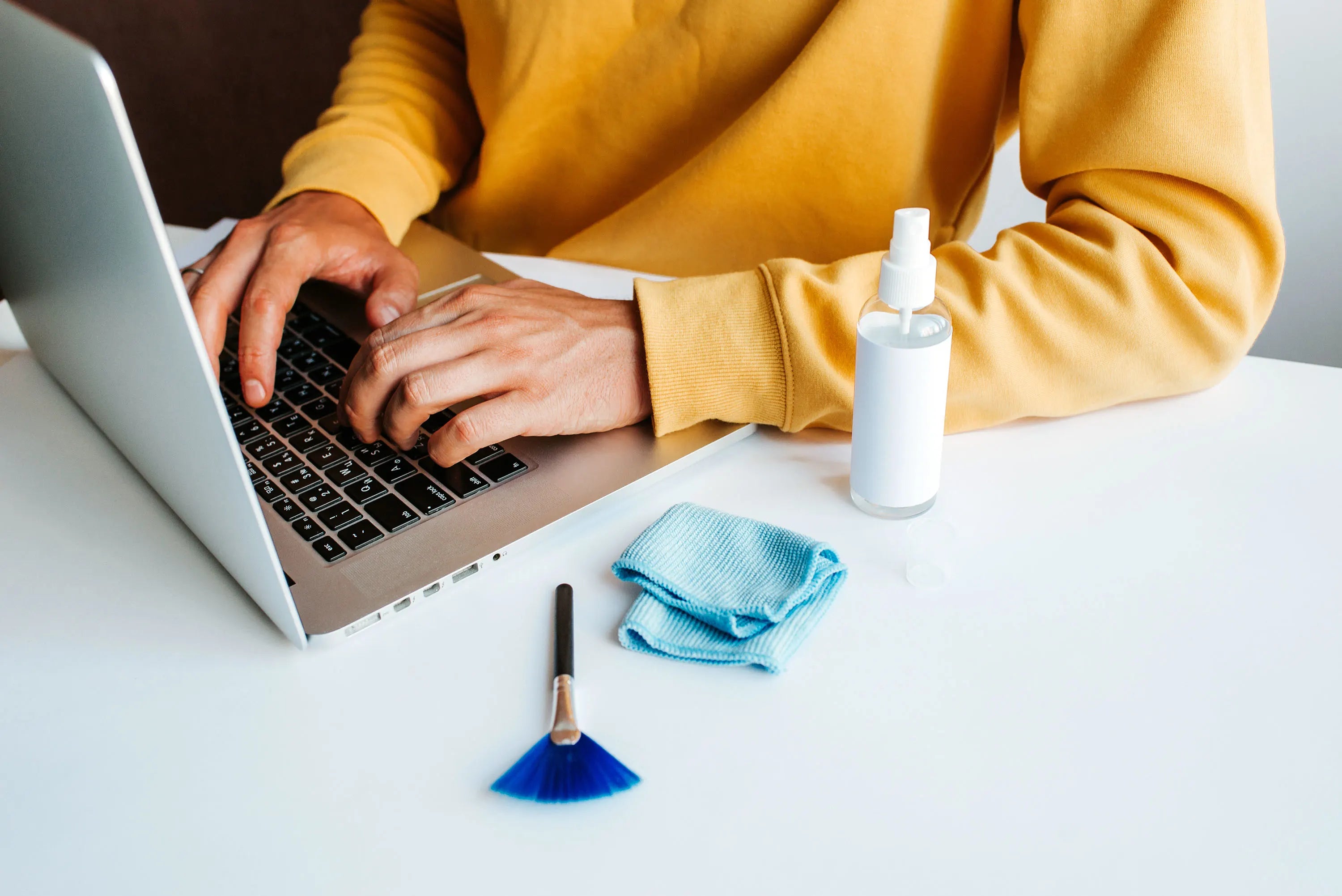 How to Clean Your Laptop the Right Way – AMTradez